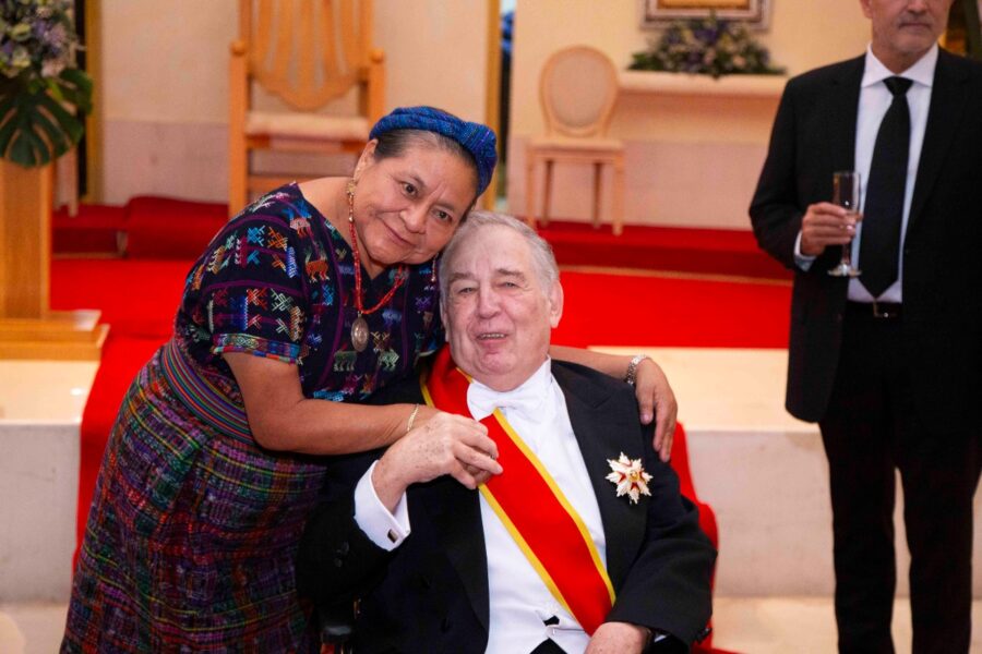 Víctor González Torres, Dr. Simi, es condecorado por su labor social ...